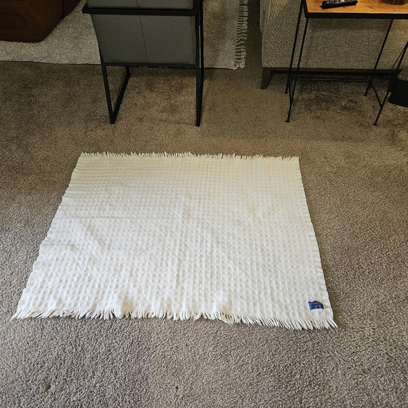 Pendleton | Other | Pendleton White Waffle Pattern Wool Rug W Fringe ...
